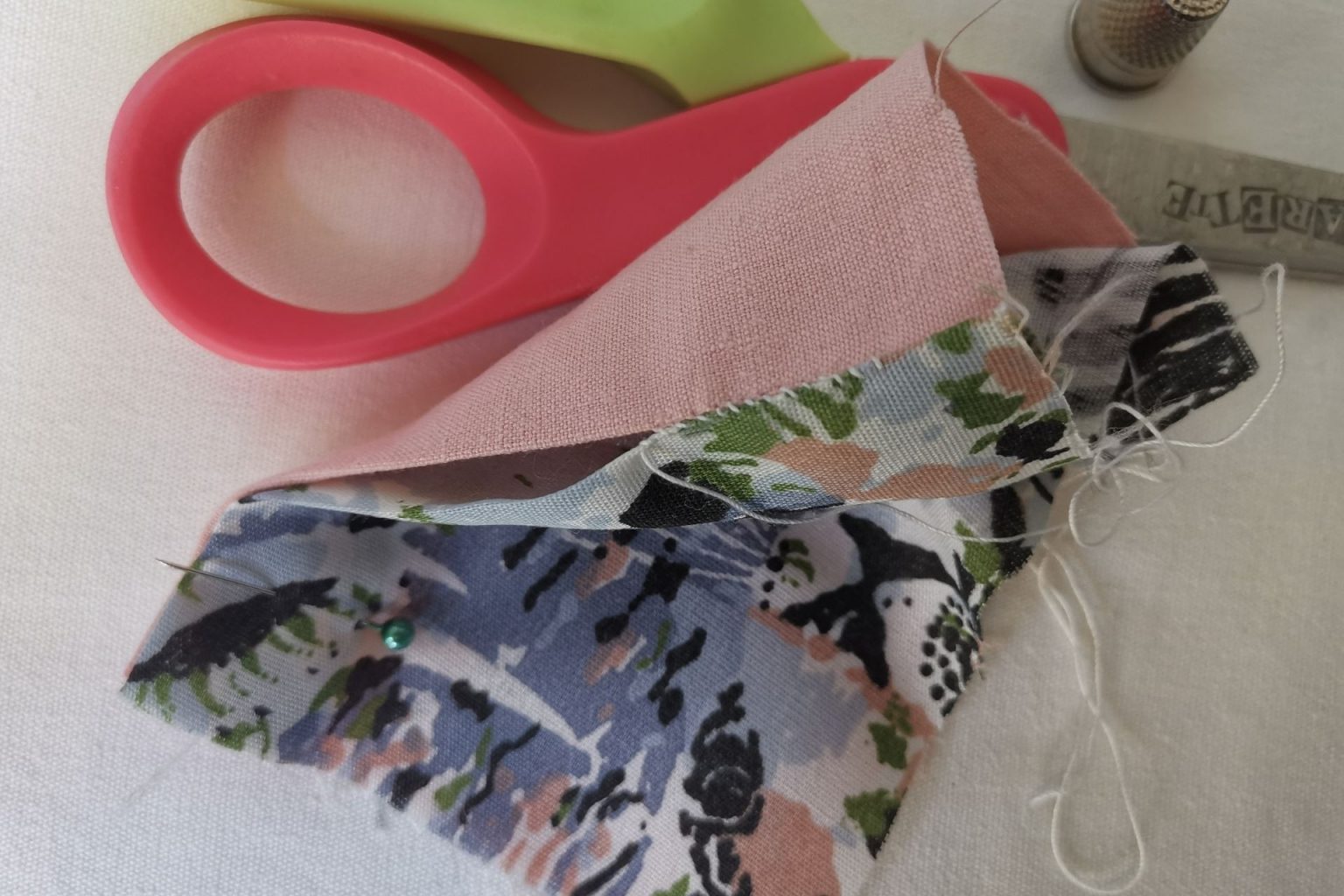 Apprendre le point de surjet couture, tricot et crochet - mimitricot